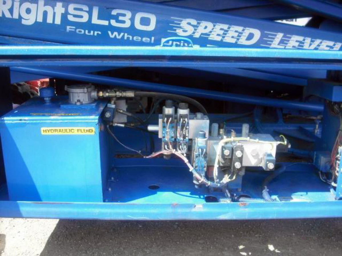 Škarasta vertikalna platforma UPRIGHT SL30SL sa uređajem za nivelaciju ...